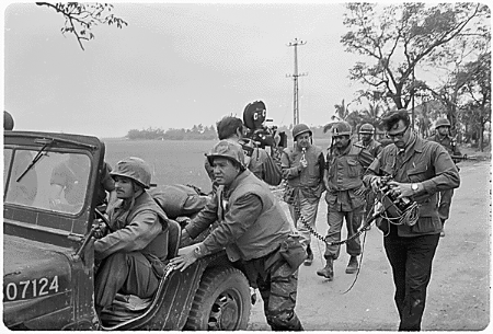 Walter Cronkite | Biography, Career & Sign Off | Study.com