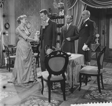 Hedda Gabler by Henrik Ibsen | Summary, Characters & Setting | Study.com