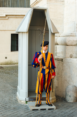 Swiss Guard at the Vatican | Characteristics, Uniforms & History ...